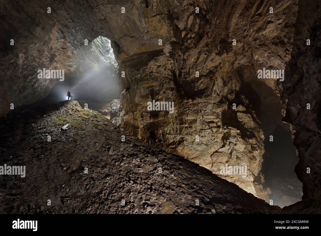 Caving Expedition to explore the caves of the Tongzi mastersystem in ...