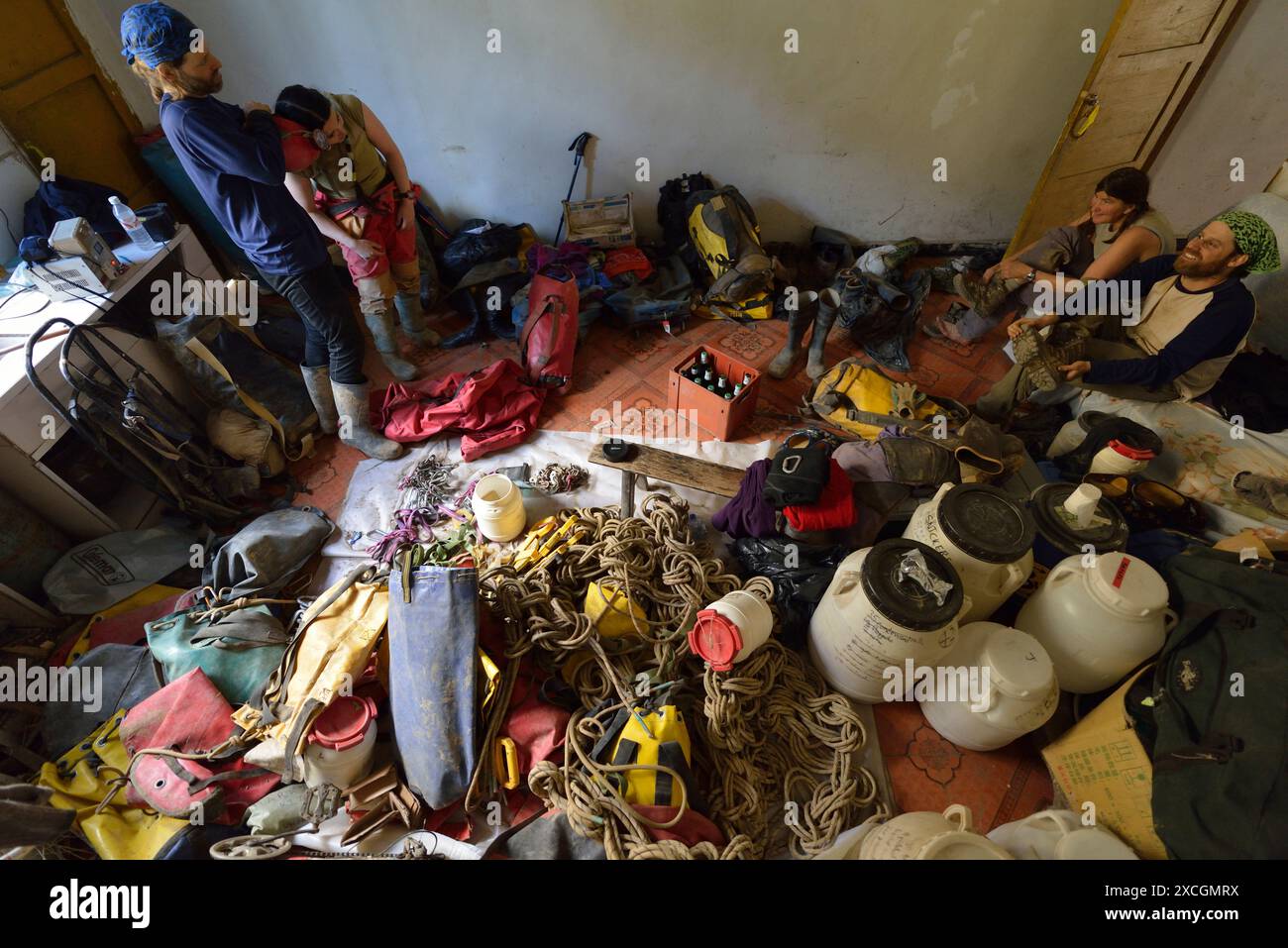 Caving Expedition to explore the caves of the Tongzi mastersystem in ...