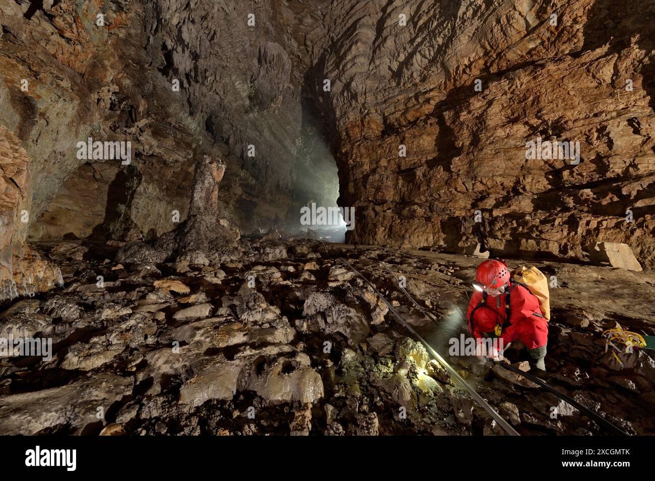 Caving Expedition to explore the caves of the Tongzi mastersystem in ...