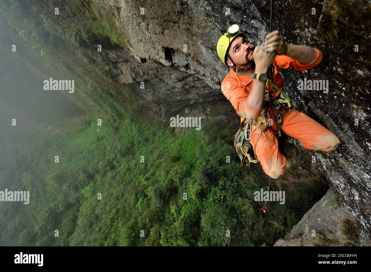 Caving Expedition to explore the caves of the Tongzi mastersystem in ...