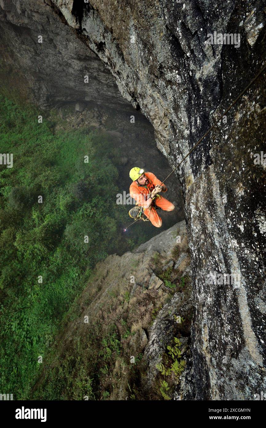 Caving Expedition to explore the caves of the Tongzi mastersystem in ...