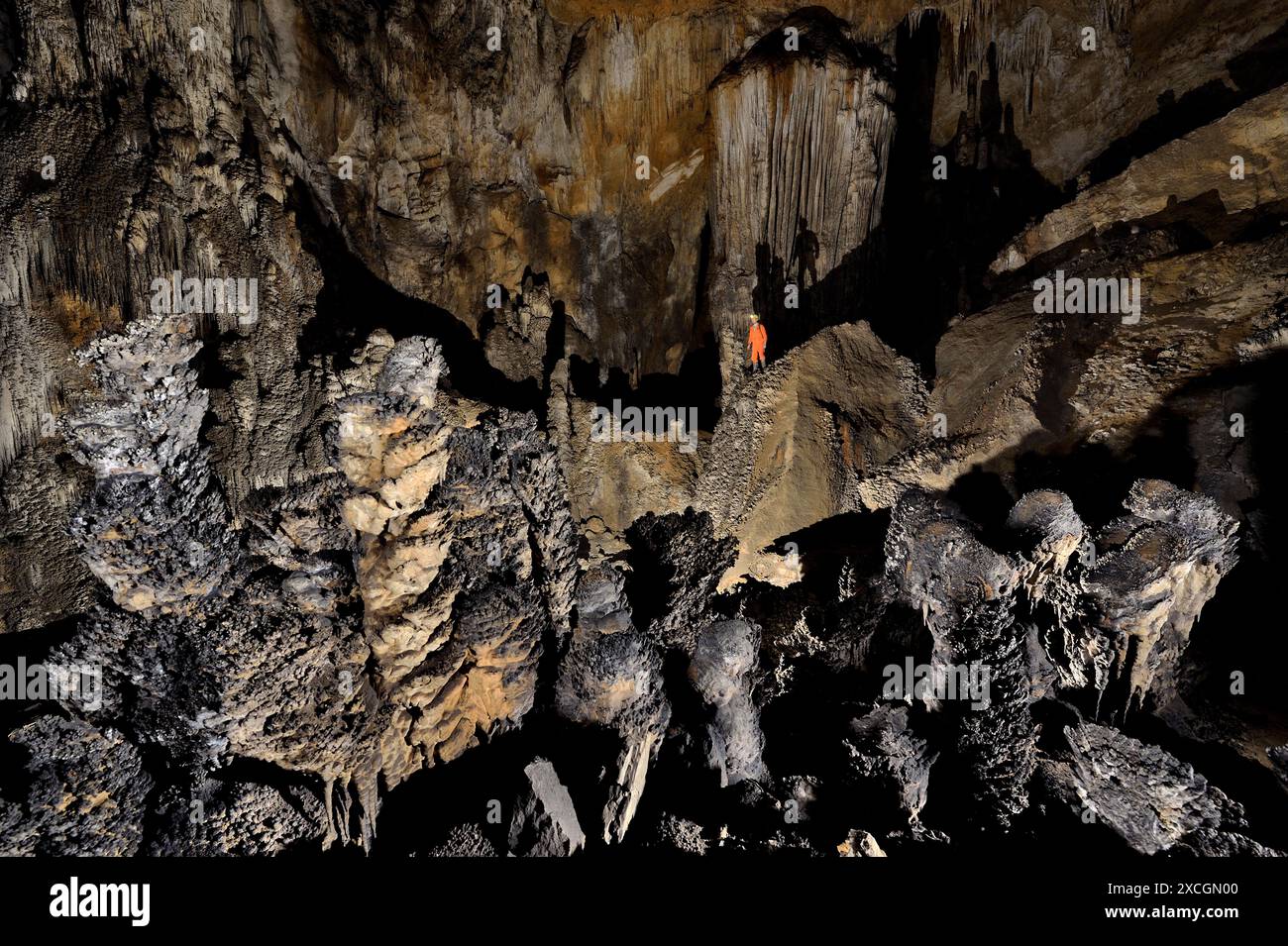 Caving Expedition to explore the caves of the Tongzi mastersystem in ...