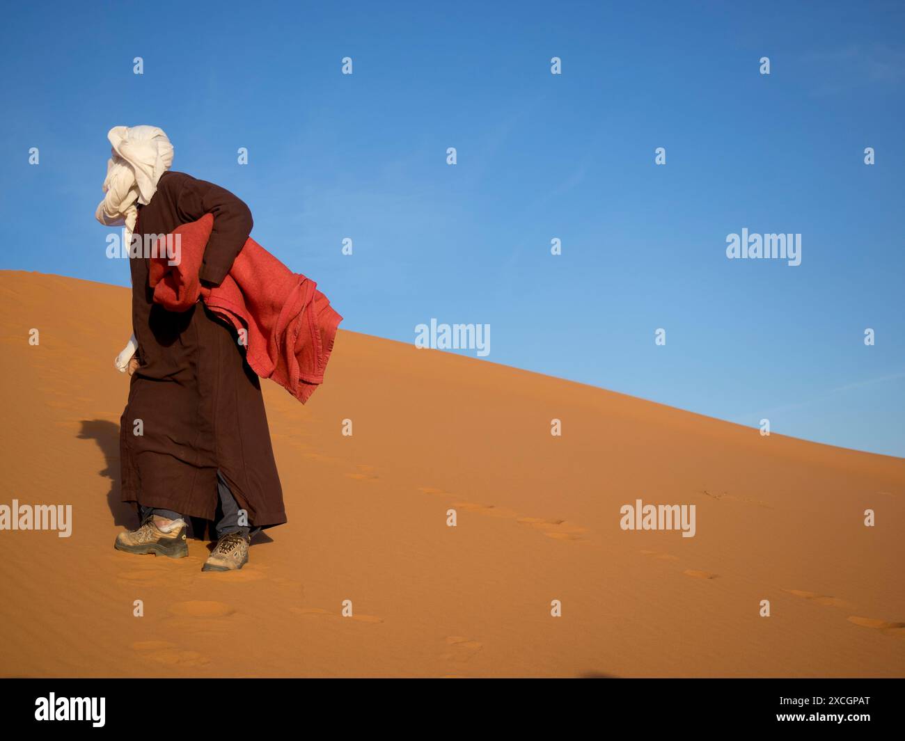 Man walking on morocco sand hi-res stock photography and images - Alamy
