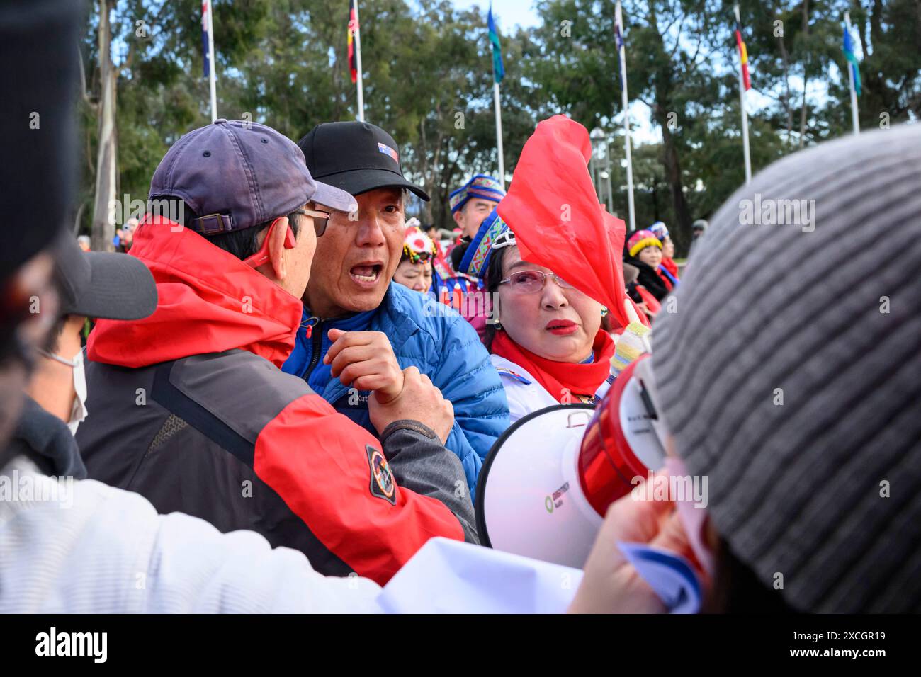 Protesters from the Hong Kong community seen having a fight with the ...