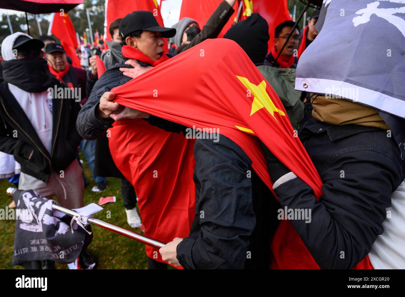 Protesters from the Hong Kong community seen having a fight with the ...