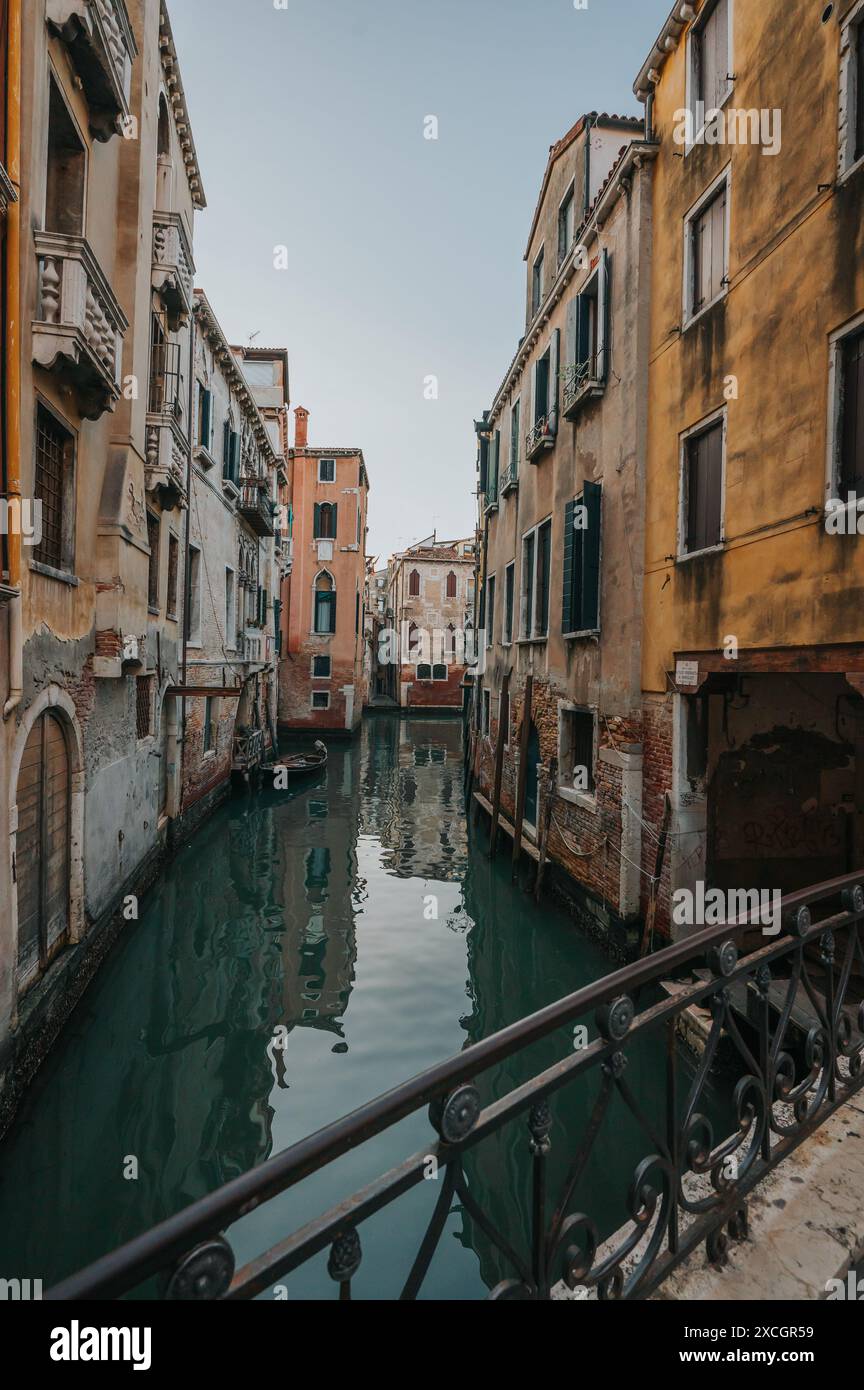 View crumbling buildings from hi-res stock photography and images - Alamy