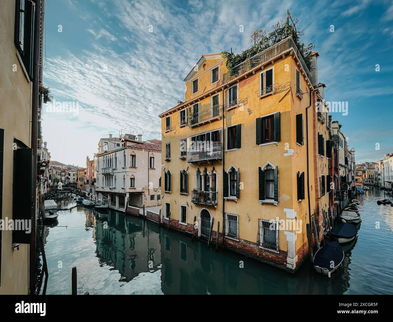 Narrow corner buildings hi-res stock photography and images - Alamy