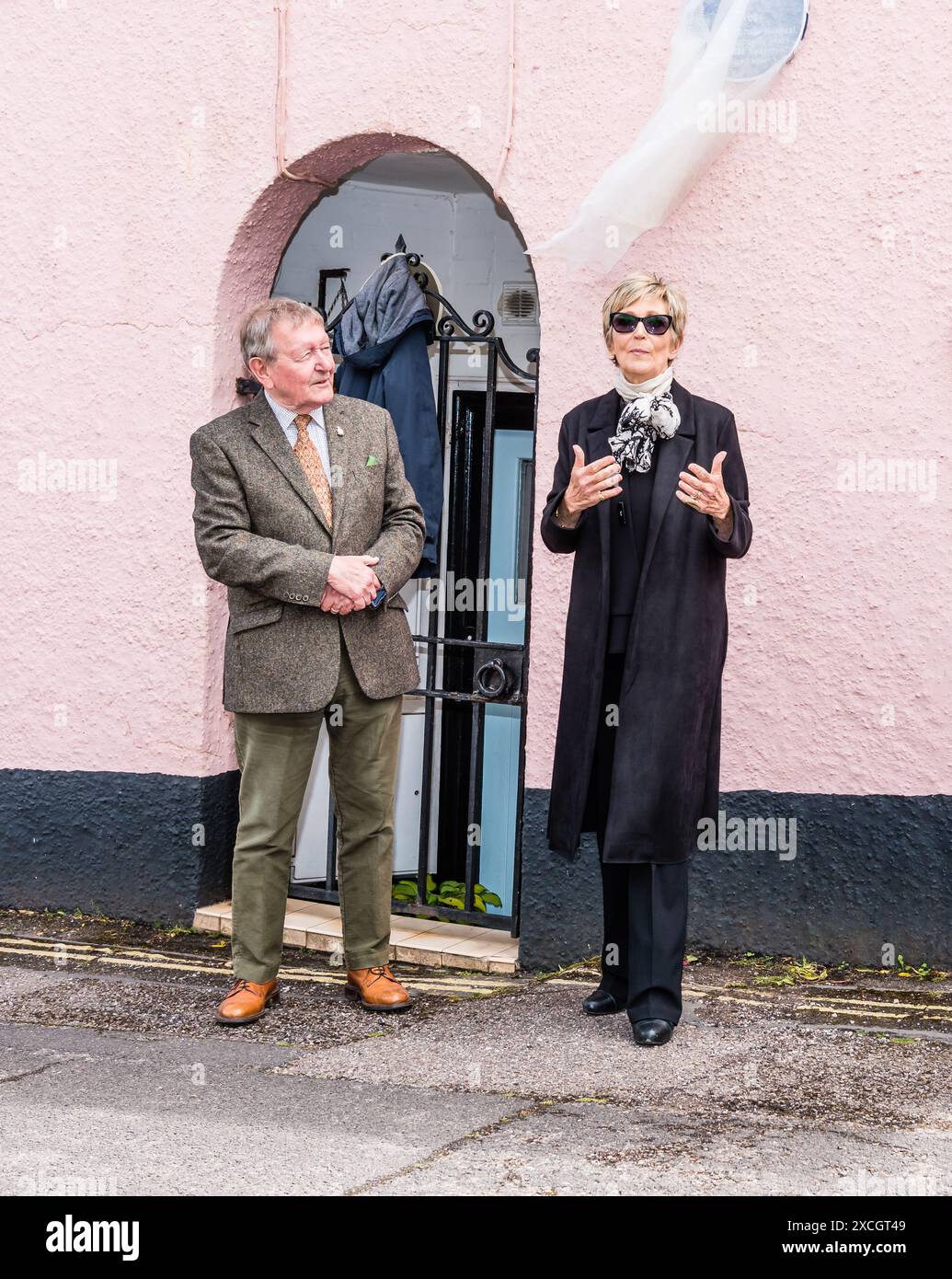Female tv presenter studio hi-res stock photography and images - Alamy