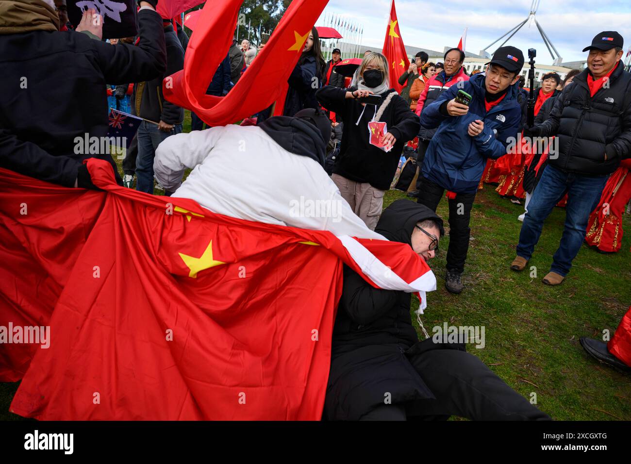 Protesters from the Hong Kong community seen having a fight with the ...