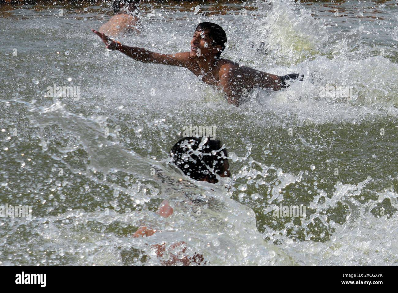 People bathe in the river Ganges to cool themselves off as northern ...