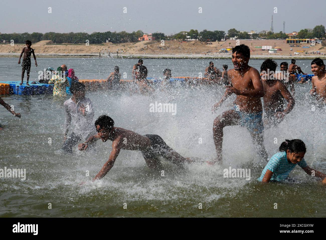 People bathe in the river Ganges to cool themselves off as northern ...