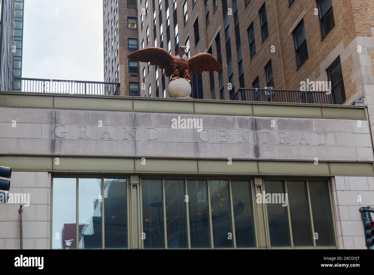 The Golden Bald Eagle on the facade of the Grand Central Terminal ...
