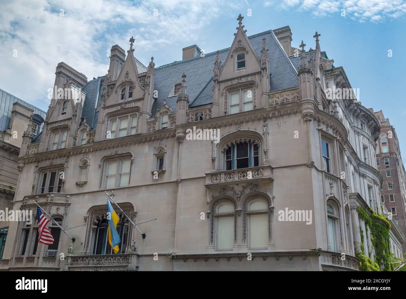 A beautiful building at the corner of 79th Street and 5th Avenue in ...