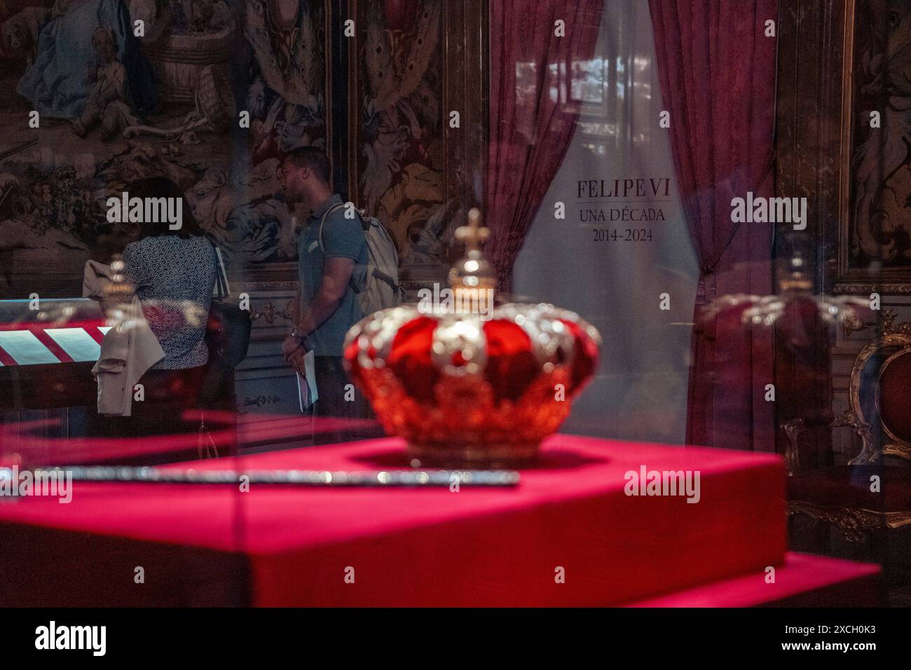 Image of the Spanish royal crown at the inauguration of the exhibition ...