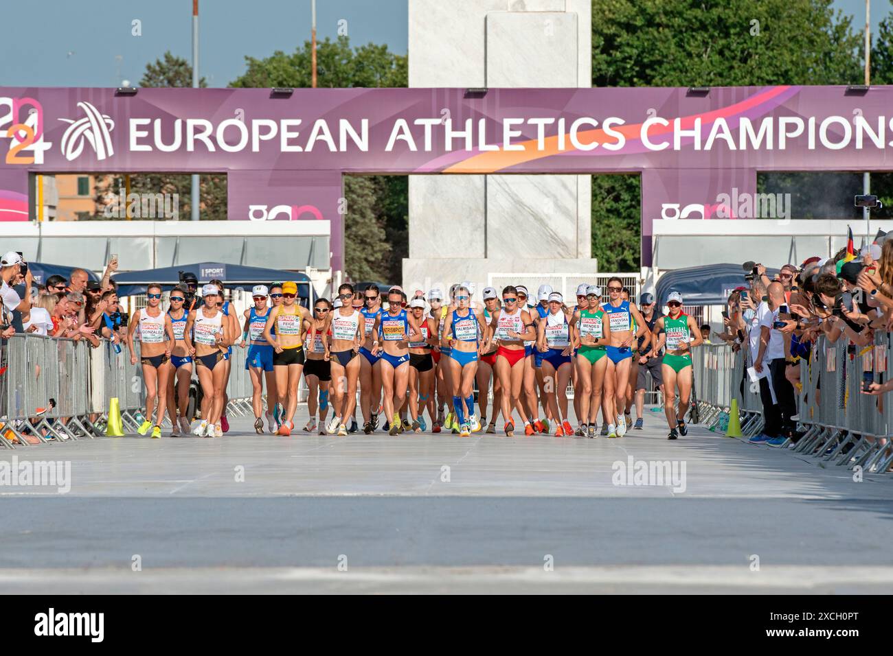 Start of the 20Km race walk women at the European Athletics ...