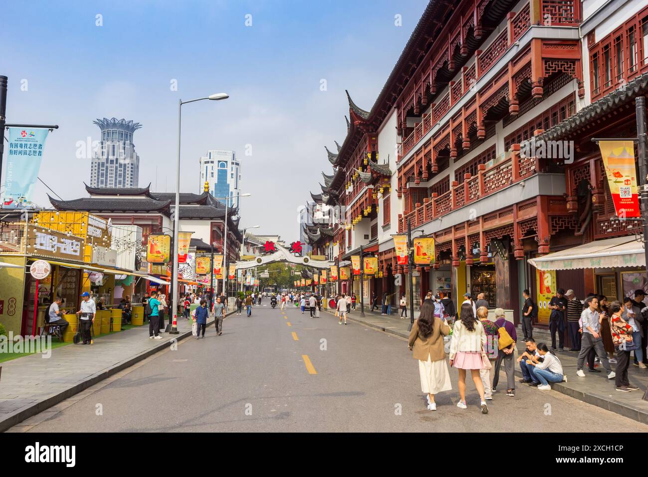 Street with shops and food stalls in the old town of Shanghai, China ...