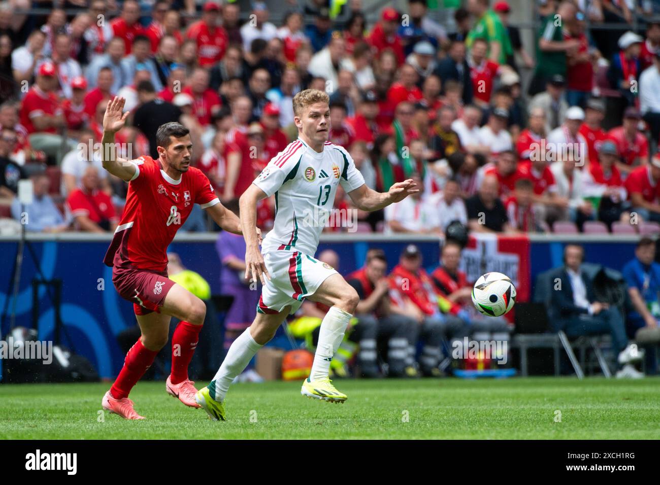 Andras Schaefer (Ungarn, #13) im Zweikampf mit Remo Freuler (Schweiz ...