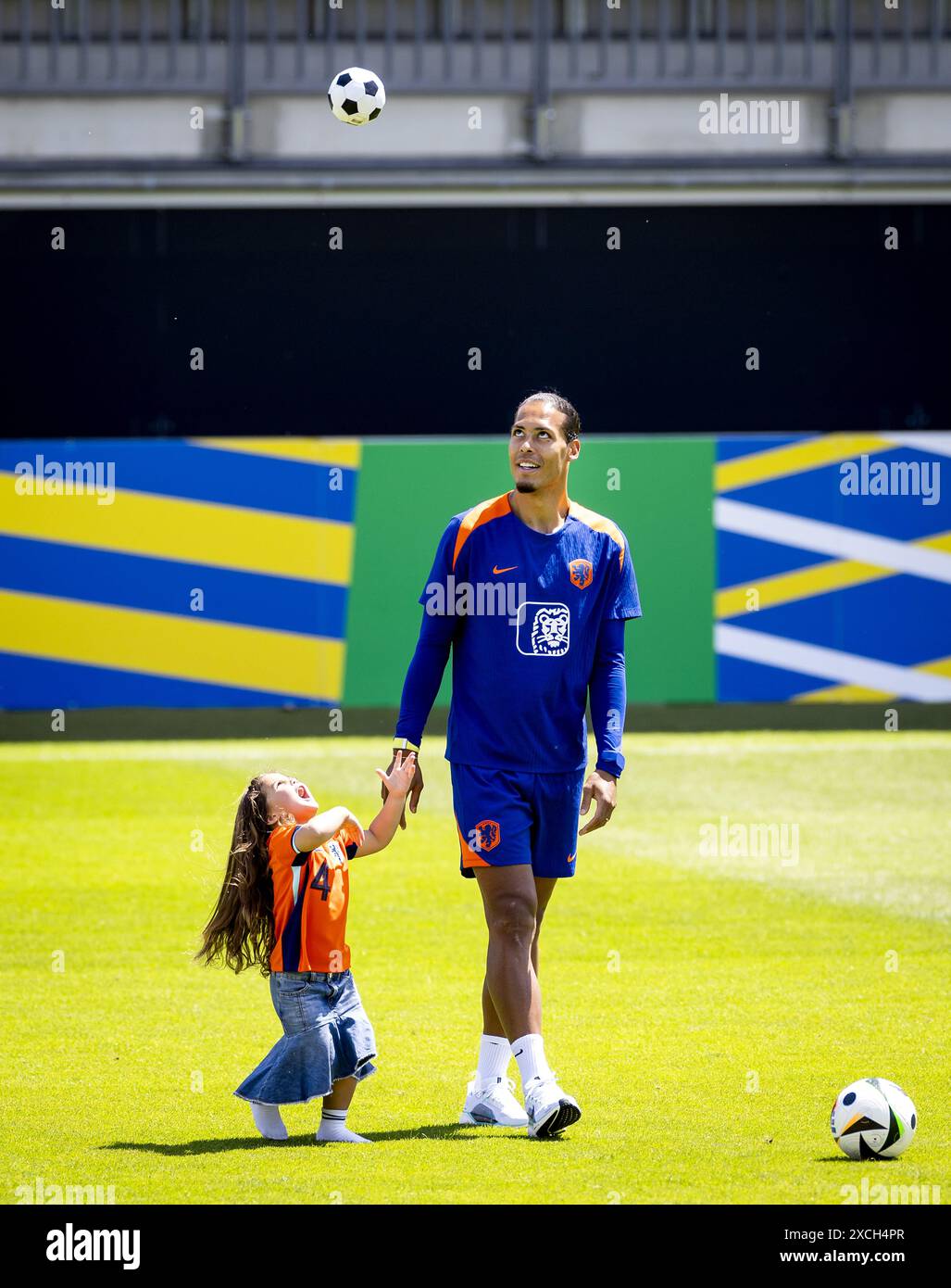 WOLFSBURG - Virgil van Dijk with his children during a training session ...