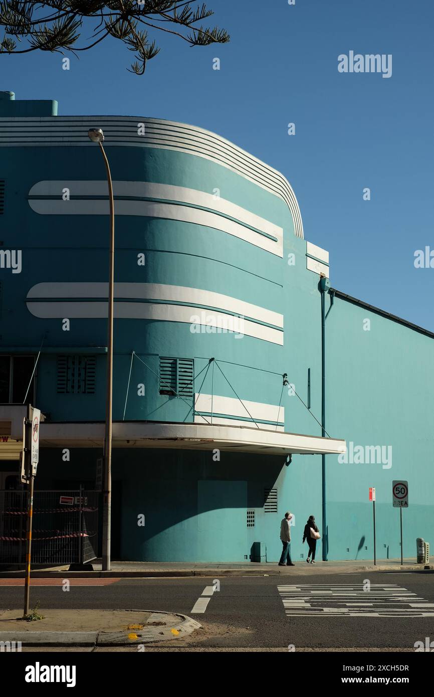 The beautiful curves of the corner of the Art Deco, Collaroy Cinema, on ...