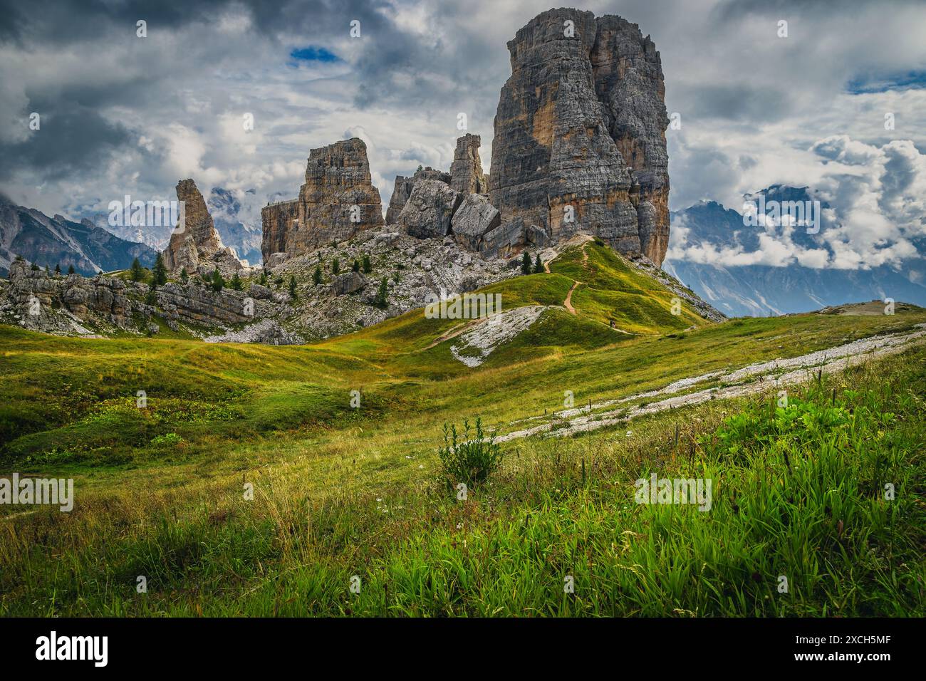 Beautiful green field and hiking trails around the Cinque Torri cliff ...