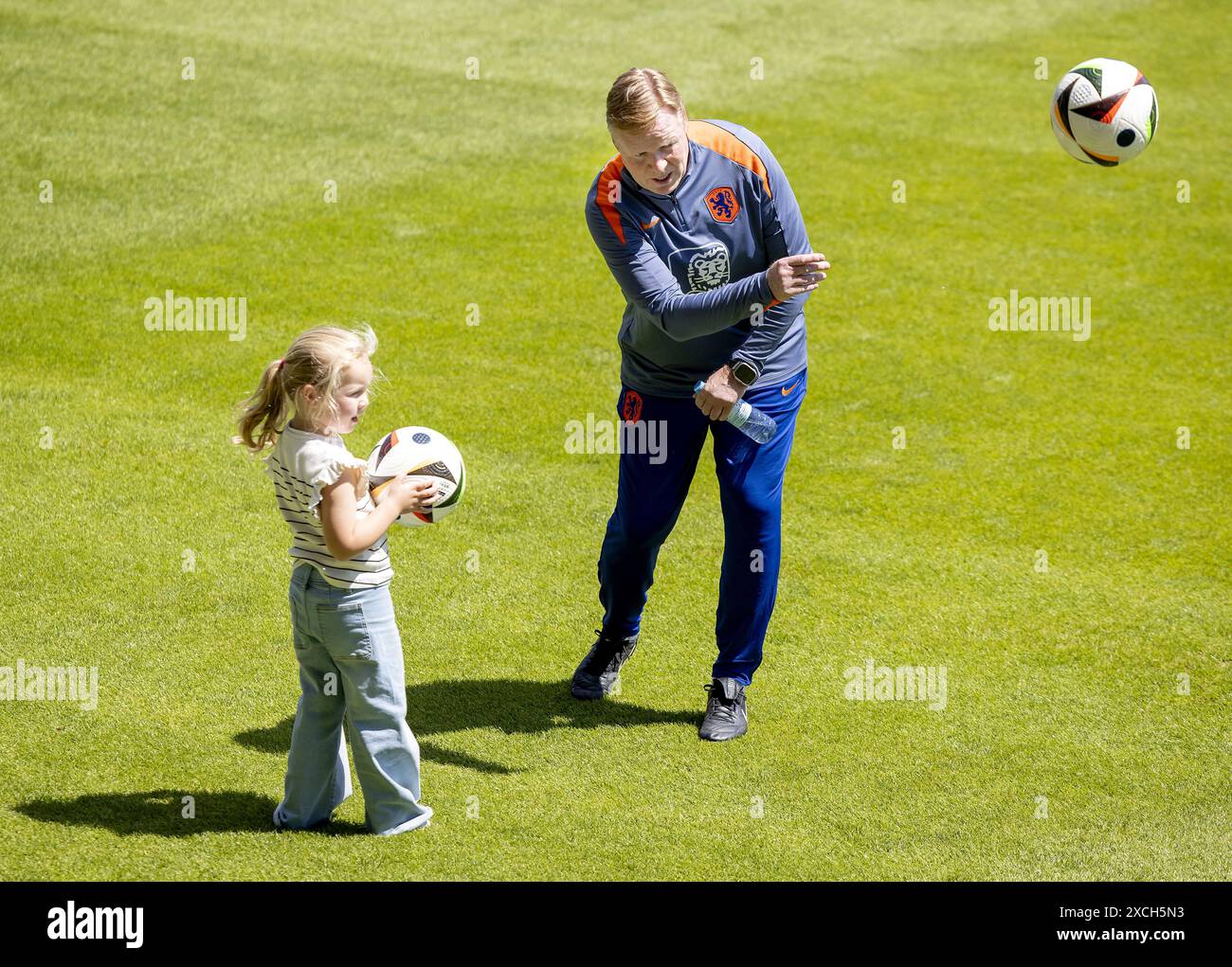 WOLFSBURG - National coach Ronald Koeman during a training session of ...