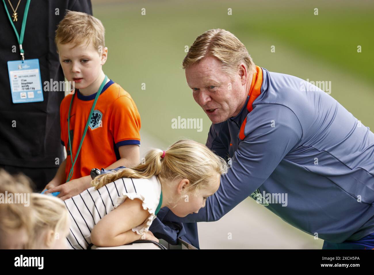WOLFSBURG - Holland coach Ronald Koeman with his grandchildren prior to ...