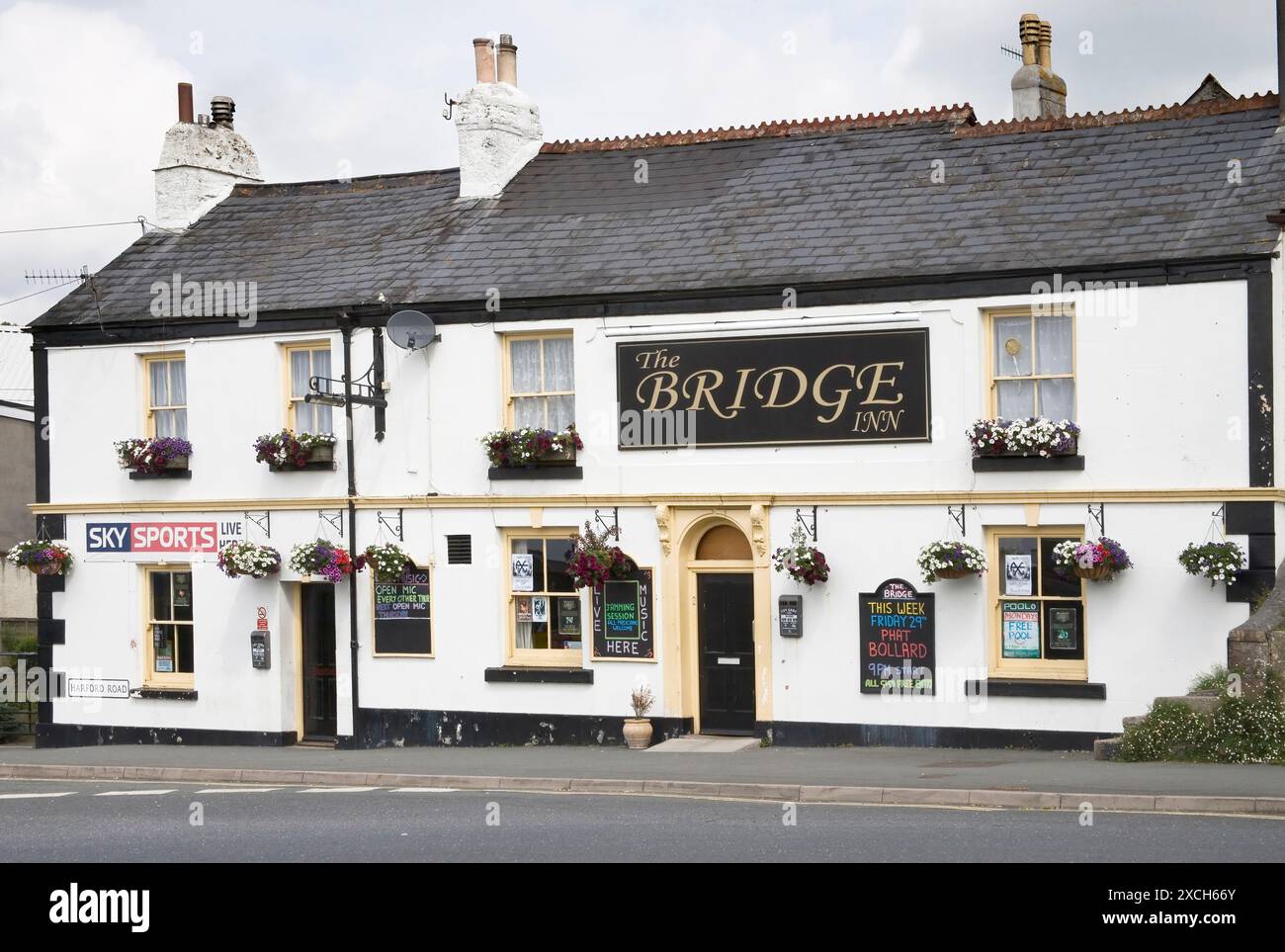 Bridge pub hi-res stock photography and images - Alamy