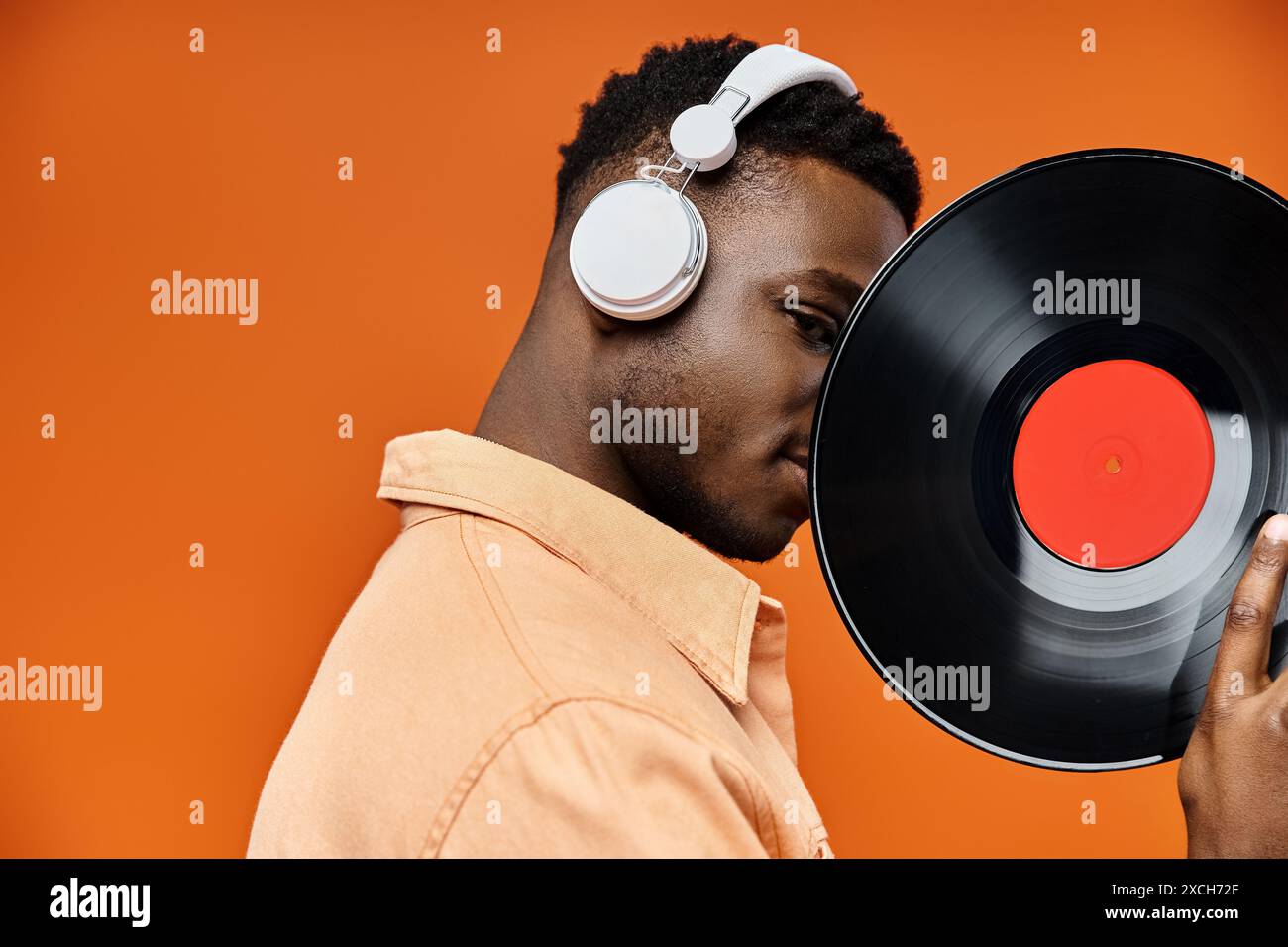 Man listening record vintage hi-res stock photography and images - Alamy