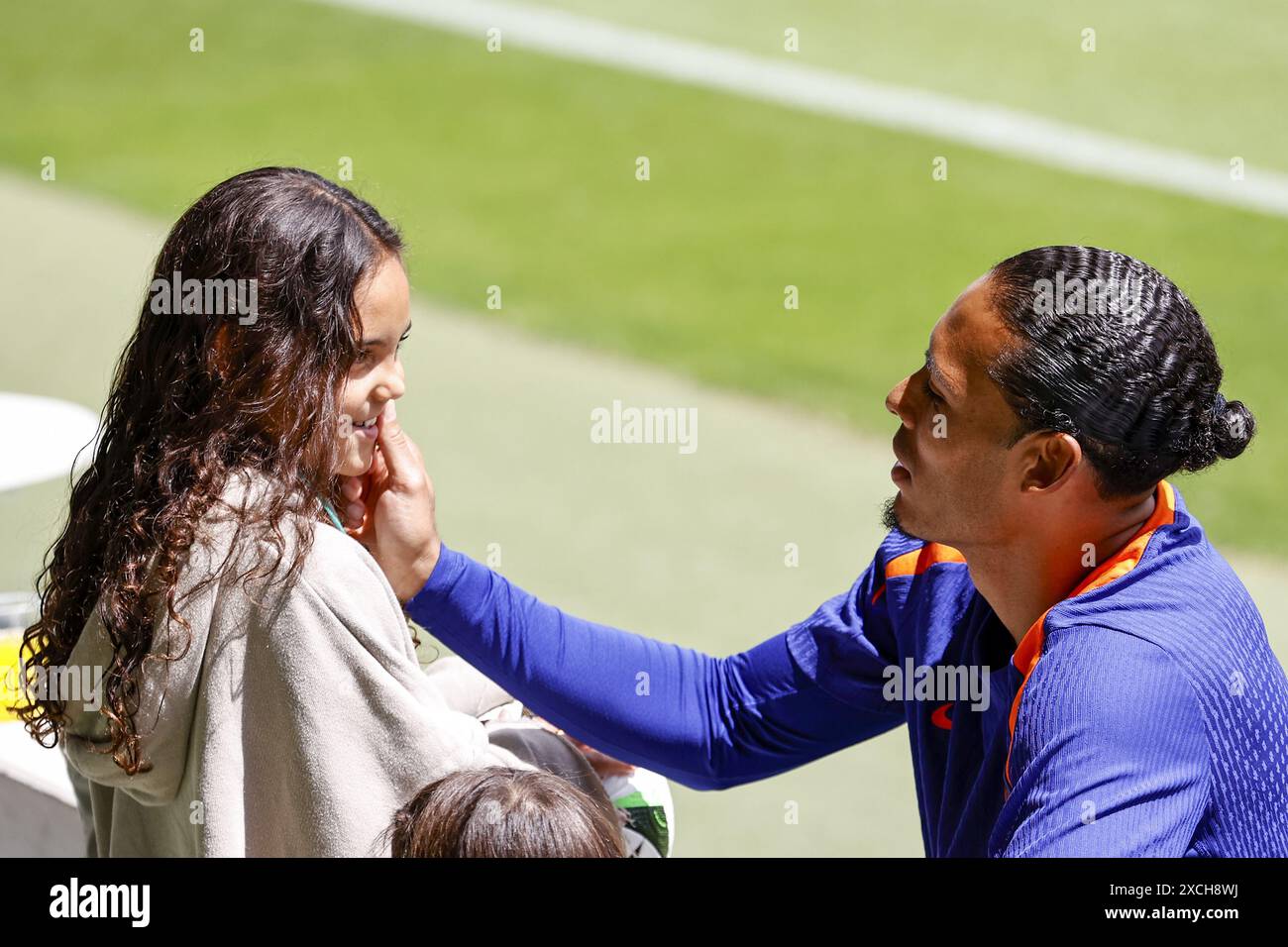 WOLFSBURG - Virgil van Dijk of Holland with his children after the ...
