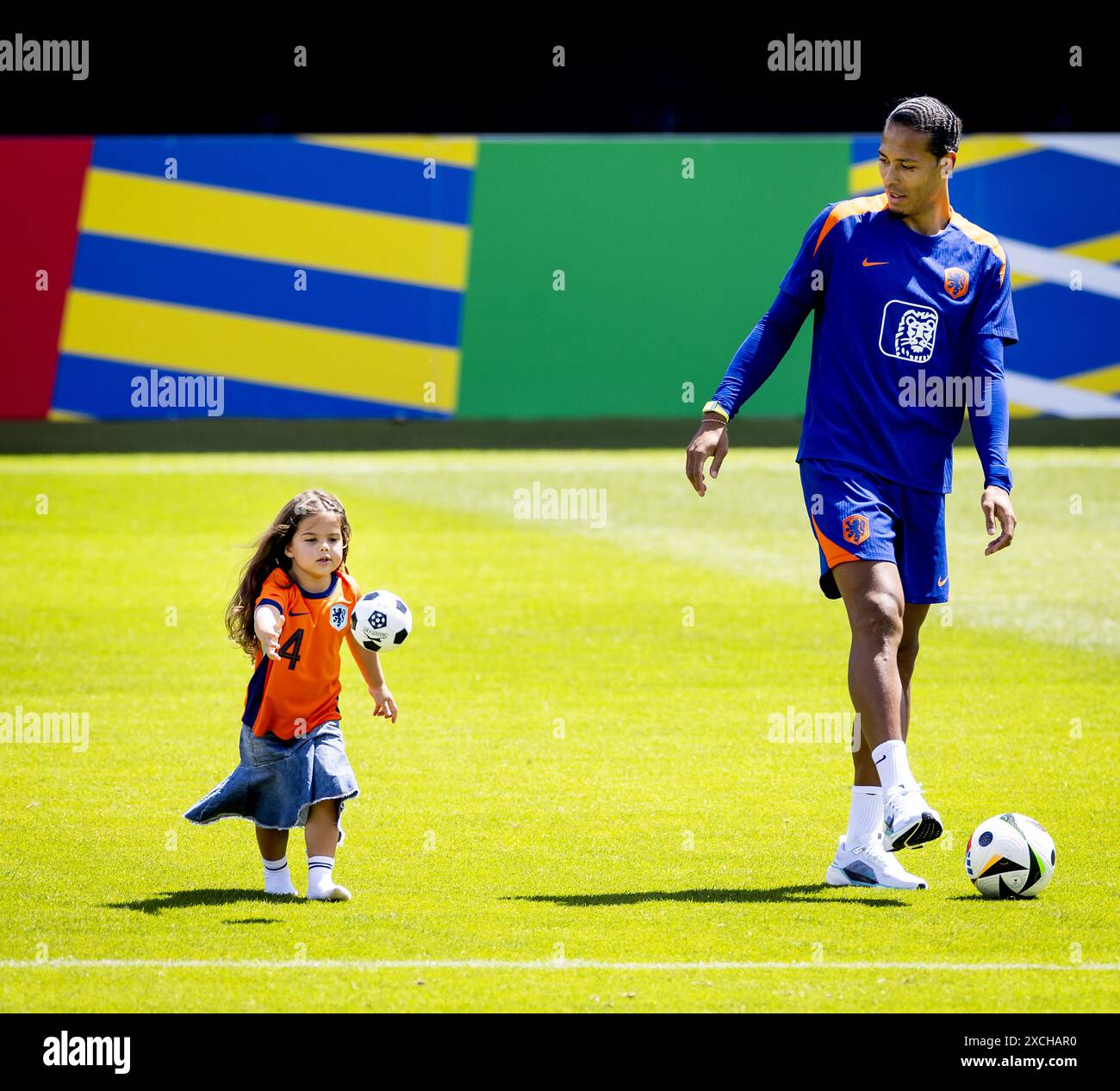 WOLFSBURG - Virgil van Dijk with his children during a training session ...