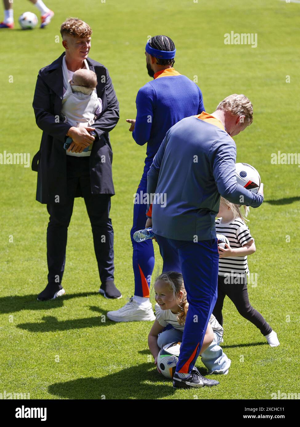 WOLFSBURG - While Ronald Koeman Jr talks to Memphis Depay of Holland ...