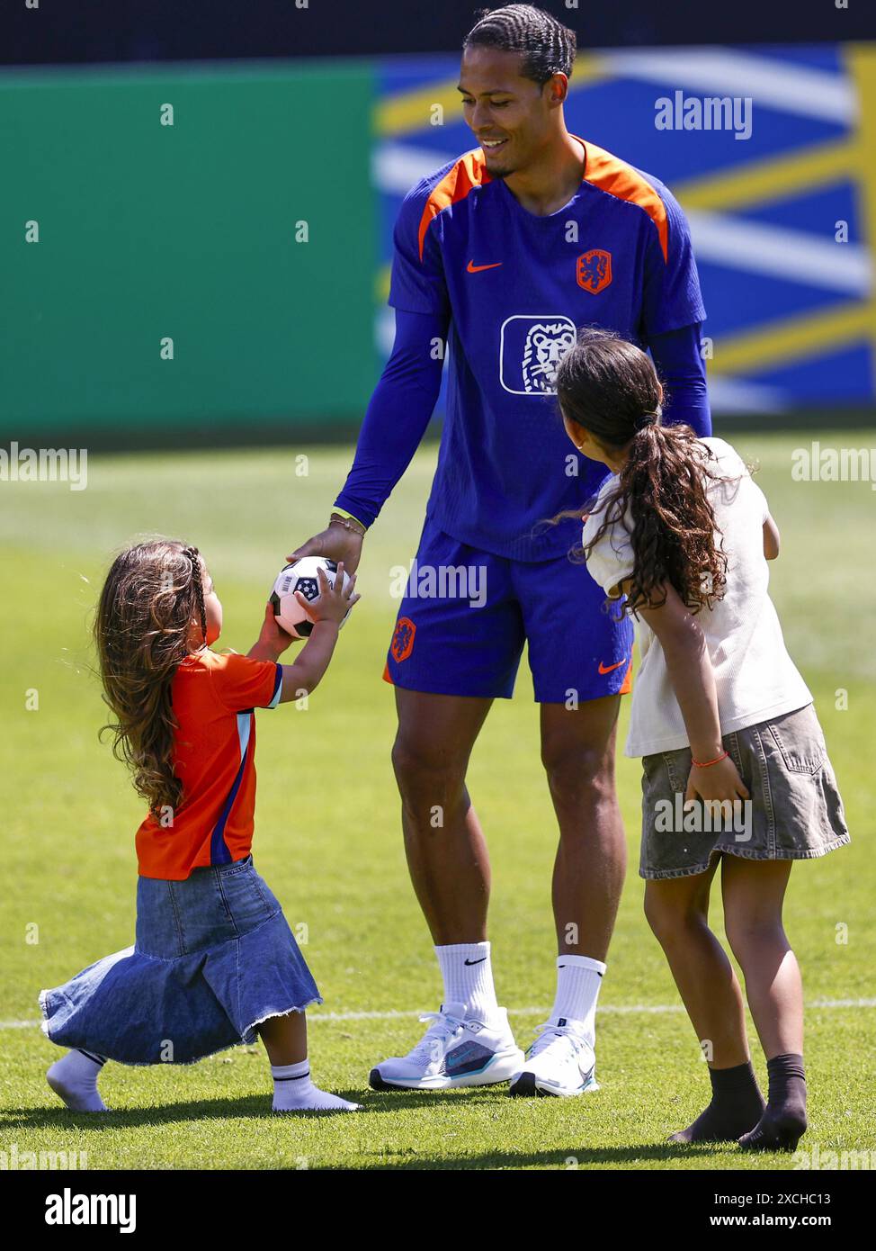 WOLFSBURG - Virgil van Dijk of Holland with his daughters after the ...