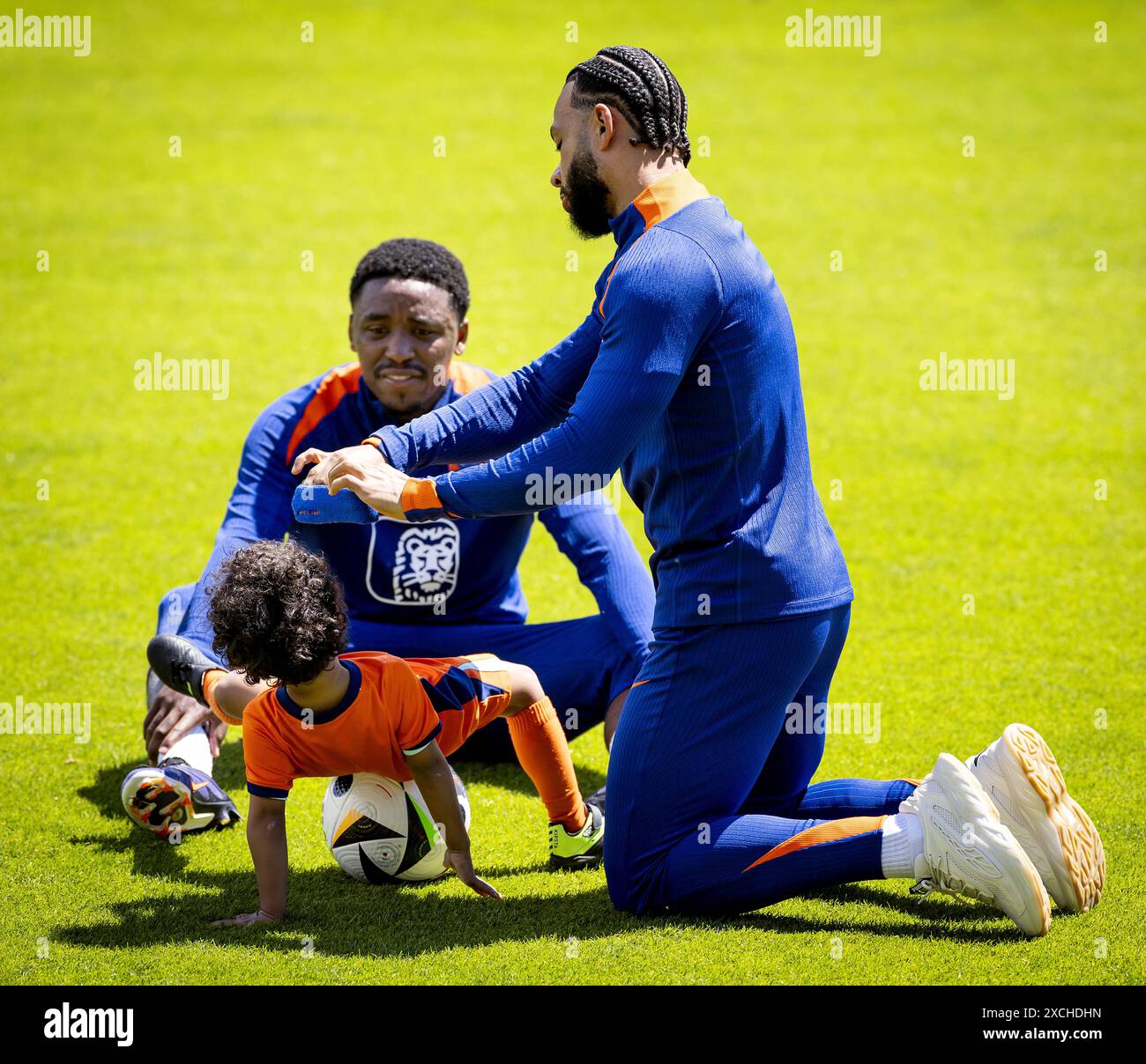 WOLFSBURG - Memphis Depay puts on his sweatband on Steven Bergwijn's ...
