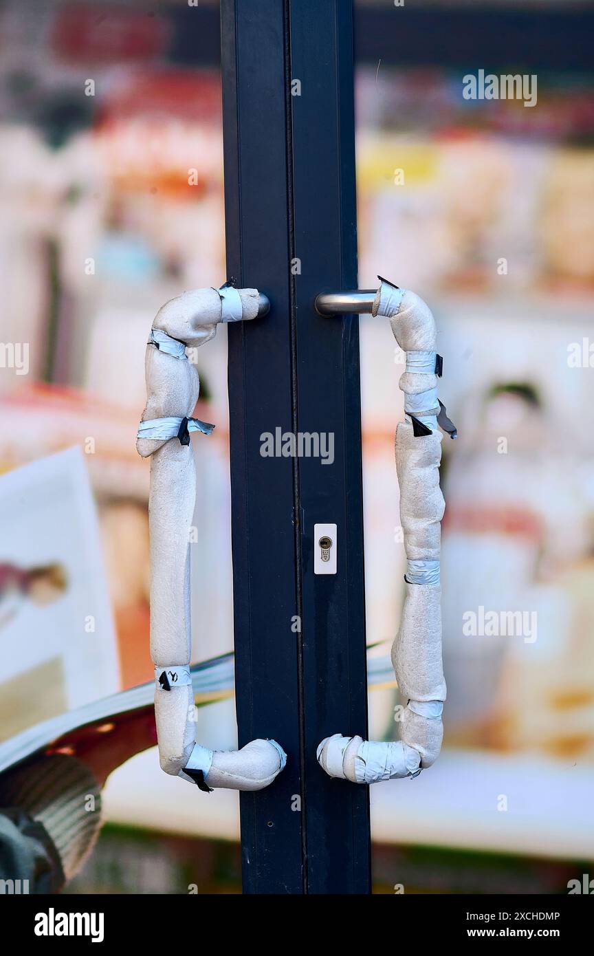 New door handles hi-res stock photography and images - Alamy