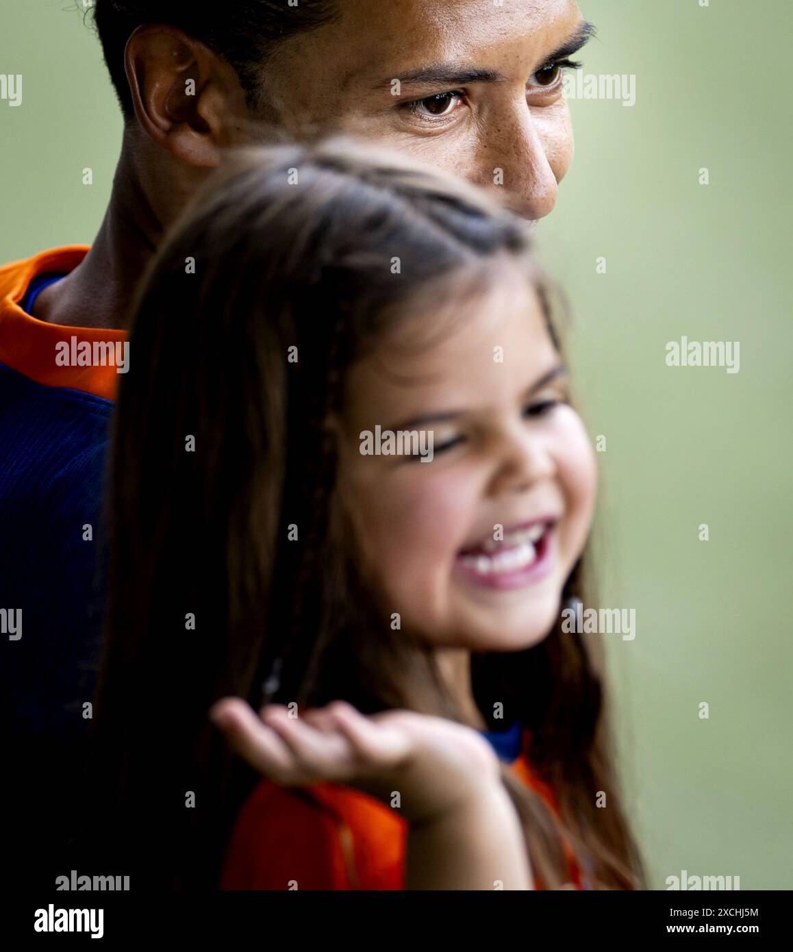 WOLFSBURG - Virgil van Dijk with his children during a training session ...