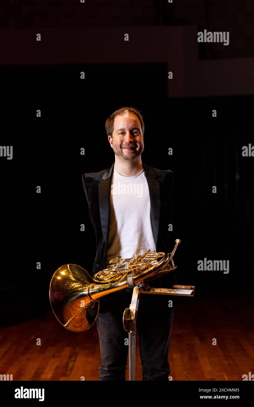 French horn hi-res stock photography and images - Alamy