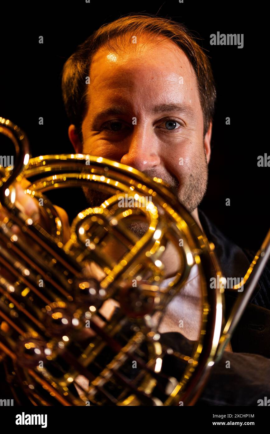 French horn hi-res stock photography and images - Alamy
