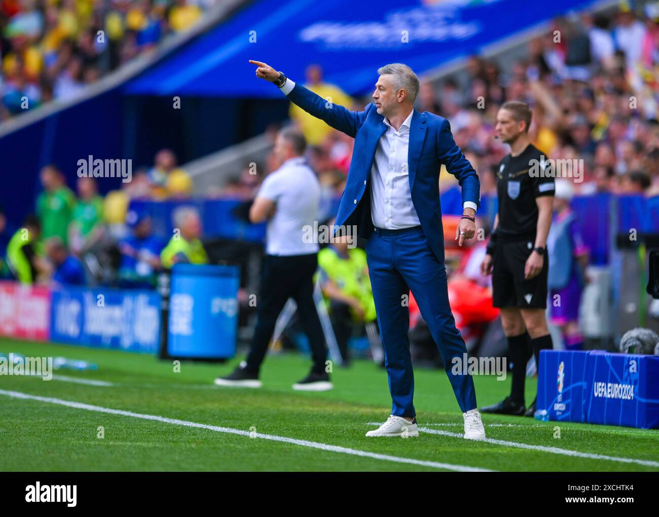 Trainer Edward Iordanescu Romania gestikuliert, UEFA EURO 2024 - Group E, Romania vs Ukraine ...