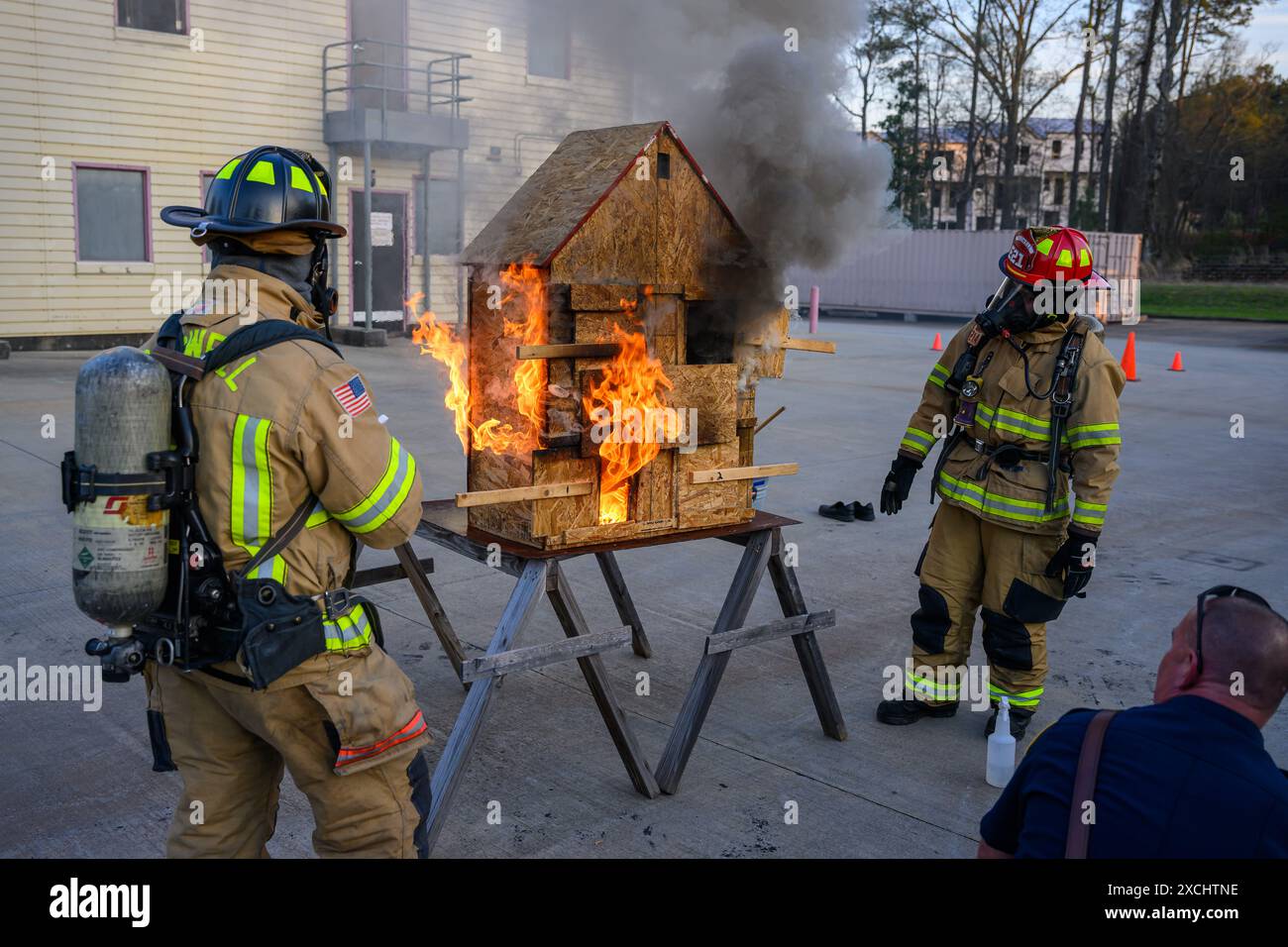 Citizens Fire Academy of Roswell Fire Department listens to instructor ...