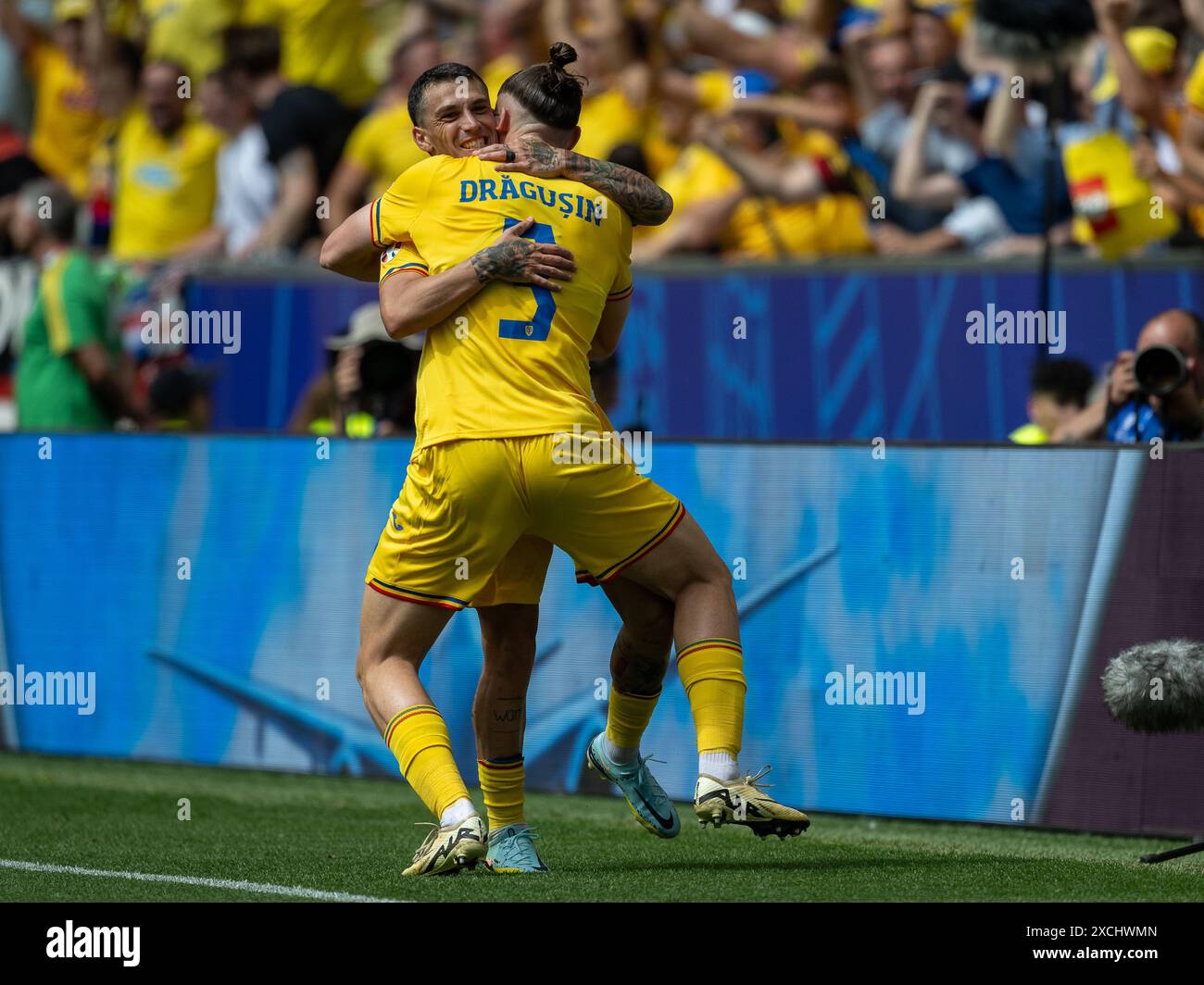 Tor zum 1:0 durch Nicolae Claudiu Stanciu (Rumaenien, #21), mit Radu Matei Dragusin (Rumaenien ...