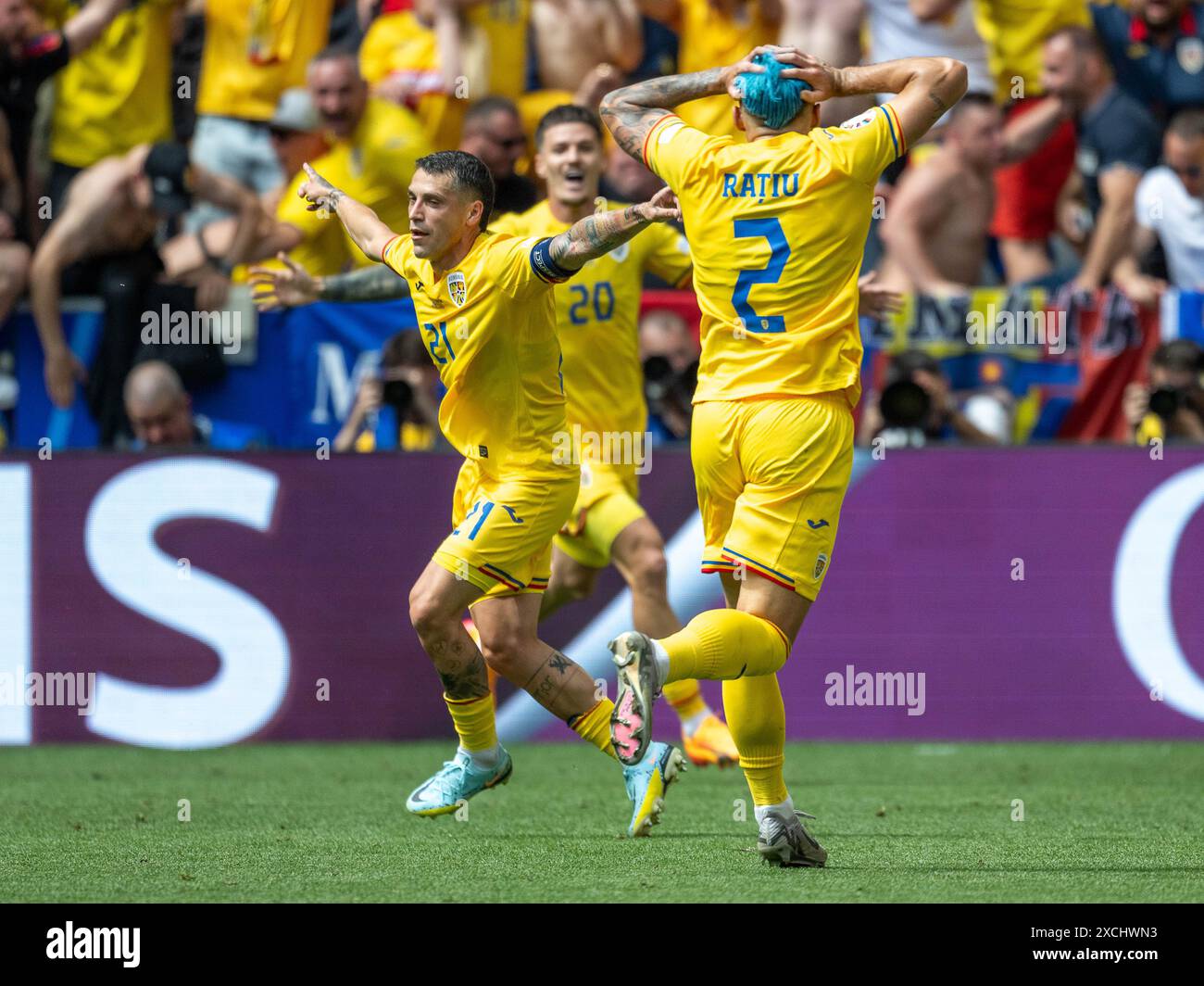 Tor zum 1:0 durch Nicolae Claudiu Stanciu (Rumaenien, #21), mit Dennis ...