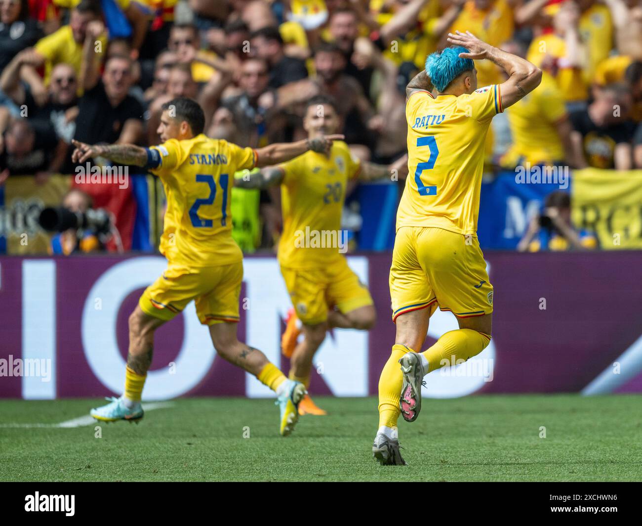 Tor zum 1:0 durch Nicolae Claudiu Stanciu (Rumaenien, #21), mit Dennis ...