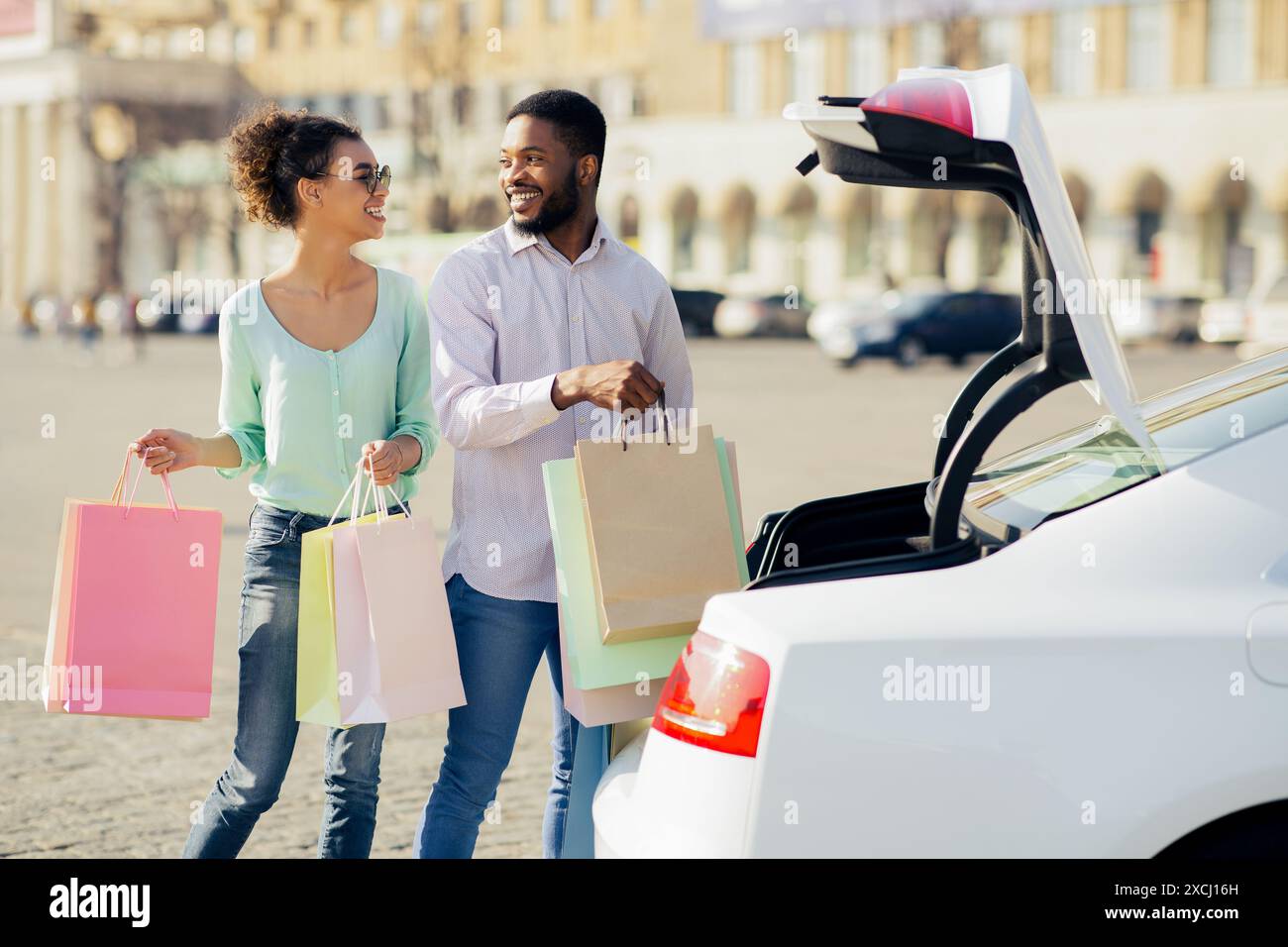 Couple loading shopping bags hi-res stock photography and images - Alamy