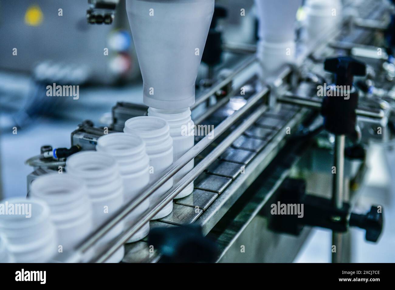 High speed counting and automatic tablet bottling machine in the ...