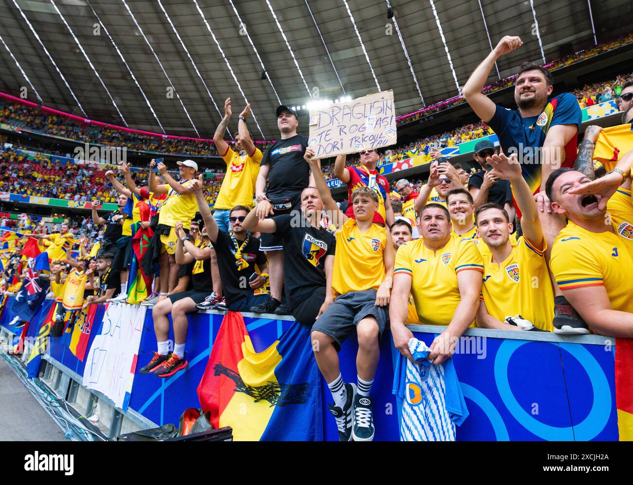 Fans von Rumaenien bejubeln den Sieg waehrend des Spiels der UEFA EURO ...