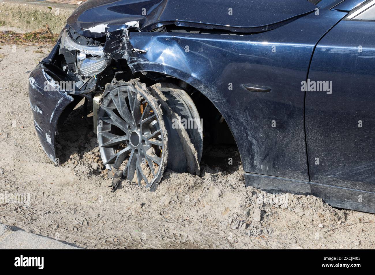 Car front view dented hi-res stock photography and images - Alamy