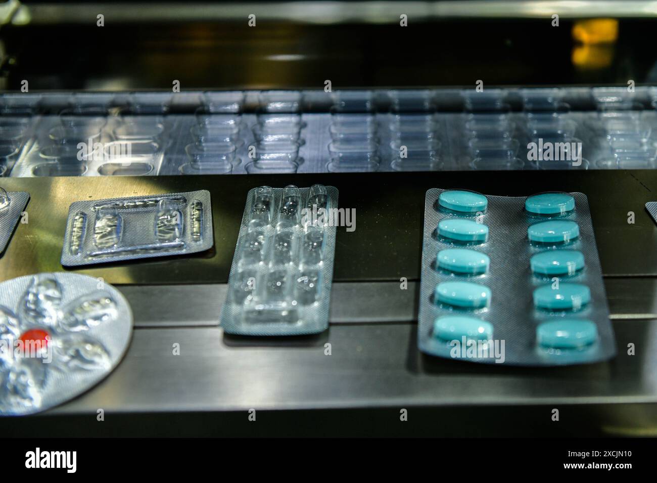 Pharmaceutical manufacturing process hi-res stock photography and ...