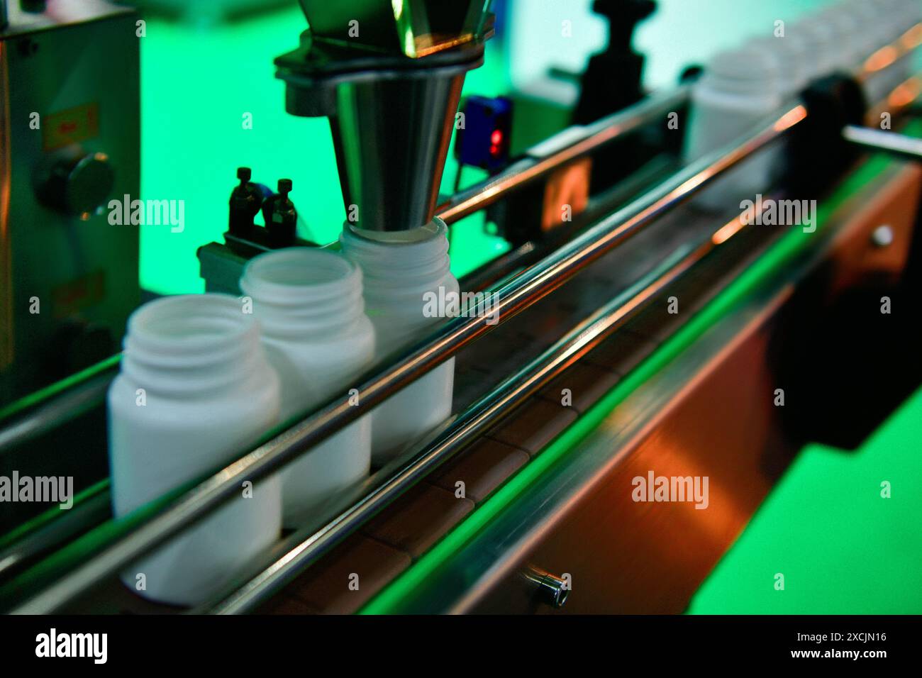 High speed counting and automatic tablet bottling machine in the ...