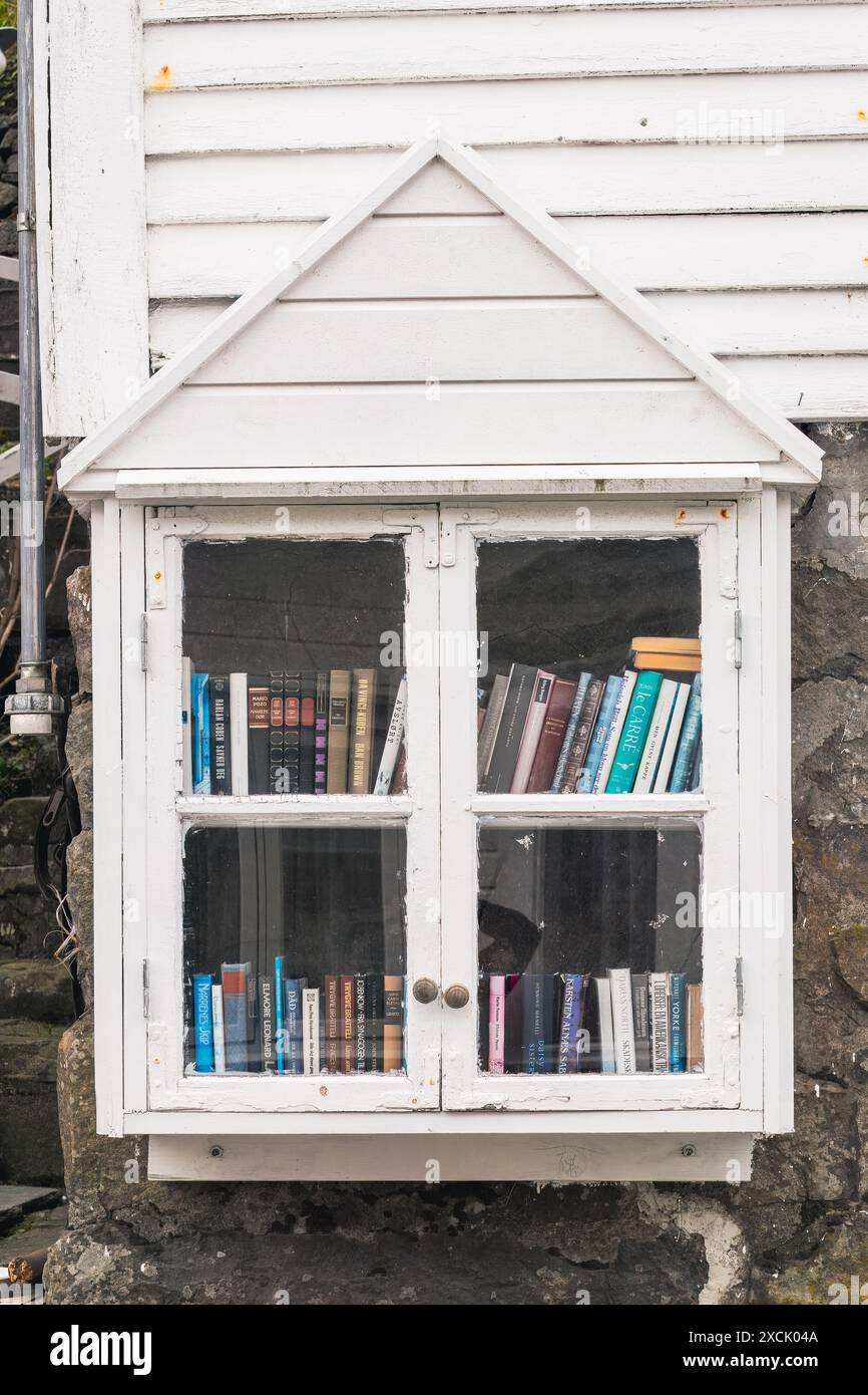 Crowded library books hi-res stock photography and images - Alamy