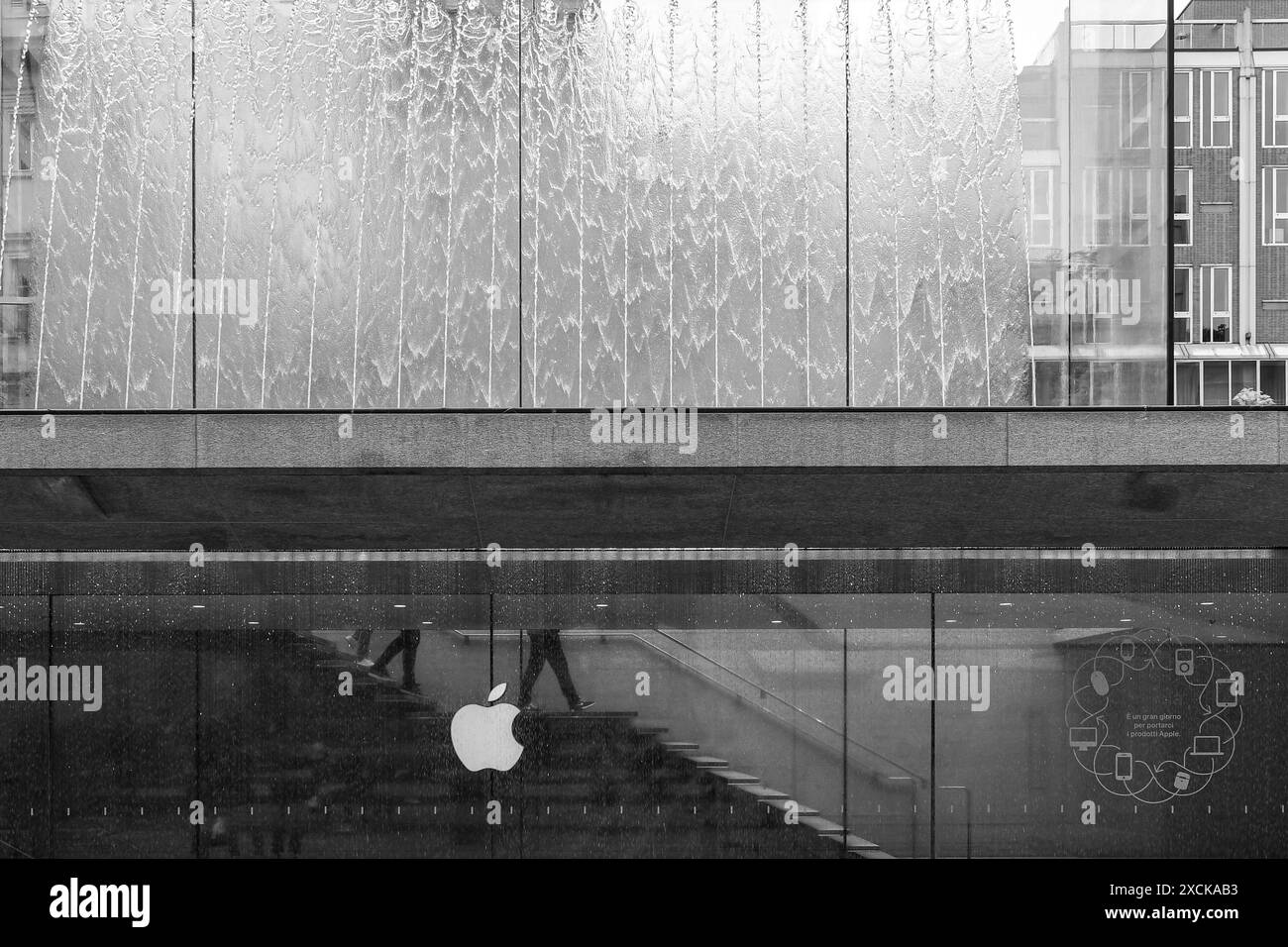 Detail of the crystal foutain of the Apple flagship store in Piazza ...